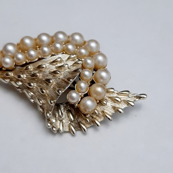 Coro | Jewelry | Vintage Coro Brooch Pin Conch Shell Pearls Gold | Poshmark